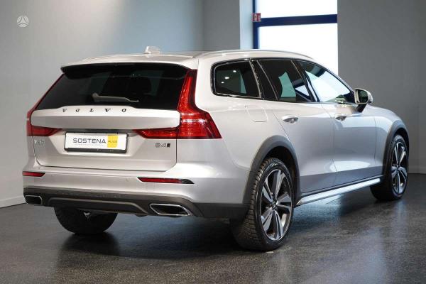 Pelēks Volvo V60 Cross Country 2021 Viļņa, ar dzinēja tilpumu 1.97 L un nobraukumu 175 tūkst. km par 26500 €, foto 3 vietnē AUTOMOTO.COM.LV