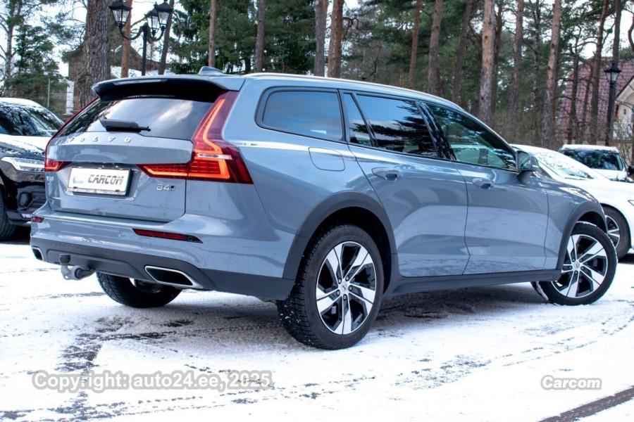 Pelēks Volvo V60 Cross Country 2022 Tallina, ar dzinēja tilpumu 2.00 L un nobraukumu 127 tūkst. km par 33990 €, foto 2 vietnē AUTOMOTO.COM.LV