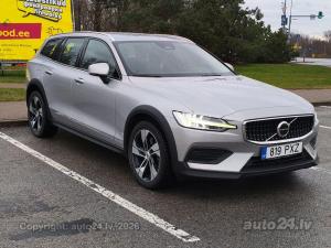 Grey Volvo V60 Cross Country 2022 in Tallinn, with an engine capacity of 2.00 L and mileage of 178 thousand km for 24900 €, photo  on AUTOMOTO.COM.LV