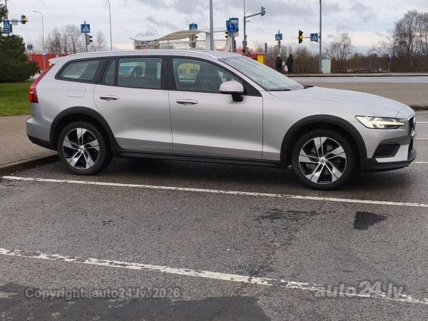 Pelēks Volvo V60 Cross Country 2022 Tallina, ar dzinēja tilpumu 2.00 L un nobraukumu 178 tūkst. km par 24900 €, foto 2 vietnē AUTOMOTO.COM.LV