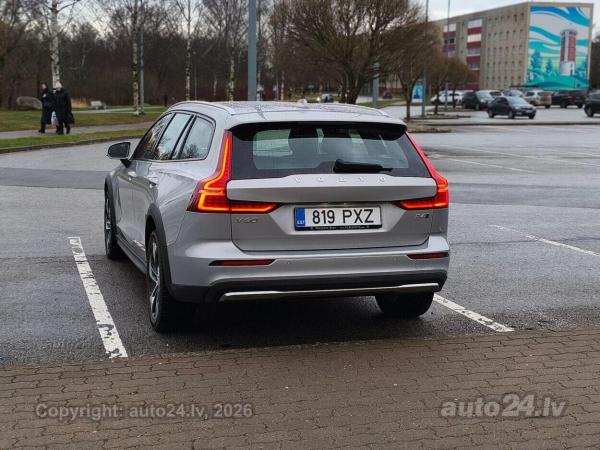 Pelēks Volvo V60 Cross Country 2022 Tallina, ar dzinēja tilpumu 2.00 L un nobraukumu 178 tūkst. km par 24900 €, foto 4 vietnē AUTOMOTO.COM.LV