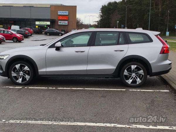 Pelēks Volvo V60 Cross Country 2022 Tallina, ar dzinēja tilpumu 2.00 L un nobraukumu 178 tūkst. km par 24900 €, foto 5 vietnē AUTOMOTO.COM.LV