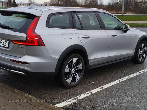 Pelēks Volvo V60 Cross Country 2022 Tallina, ar dzinēja tilpumu 2.00 L un nobraukumu 178 tūkst. km par 24900 €, foto 9 vietnē AUTOMOTO.COM.LV