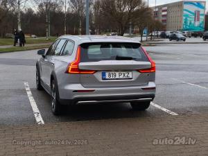 Grey Volvo V60 Cross Country 2022 in Tallinn, with an engine capacity of 2.00 L and mileage of 178 thousand km for 24900 €, photo 4 on AUTOMOTO.COM.LV