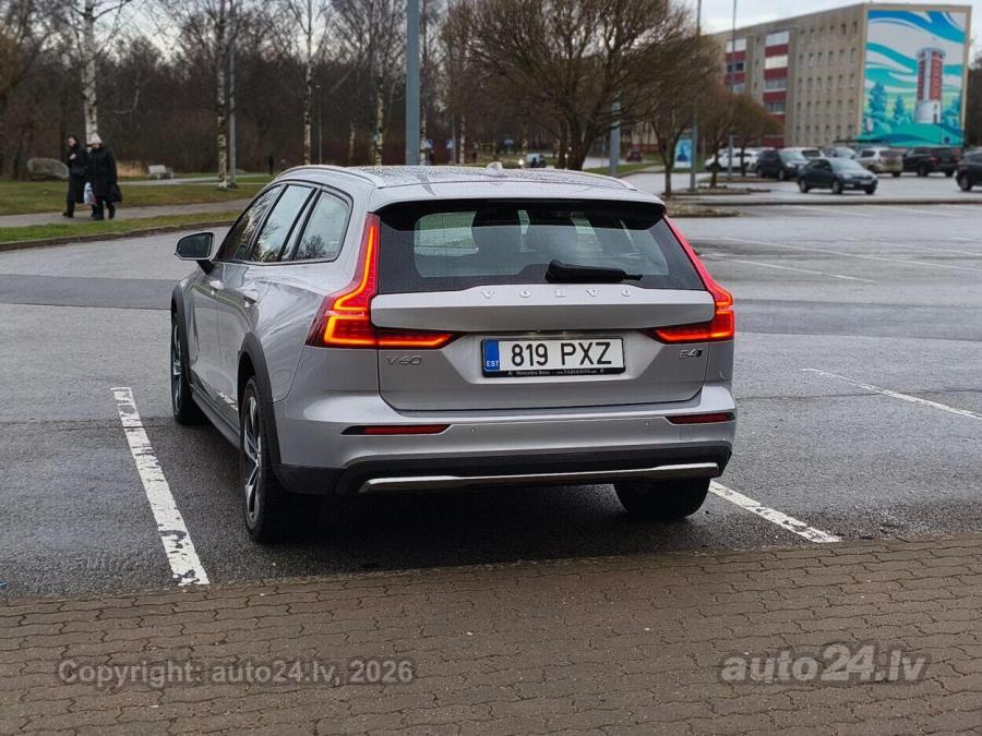Grey Volvo V60 Cross Country 2022 in Tallinn, with an engine capacity of 2.00 L and mileage of 178 thousand km for 24900 €, photo 4 on AUTOMOTO.COM.LV
