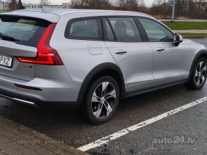 Grey Volvo V60 Cross Country 2022 in Tallinn, with an engine capacity of 2.00 L and mileage of 178 thousand km for 24900 €, photo 9 on AUTOMOTO.COM.LV