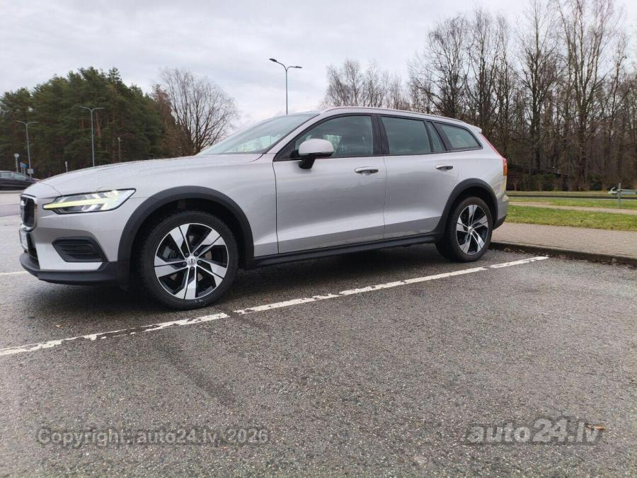 Grey Volvo V60 Cross Country 2022 in Tallinn, with an engine capacity of 2.00 L and mileage of 178 thousand km for 24900 €, photo 23 on AUTOMOTO.COM.LV