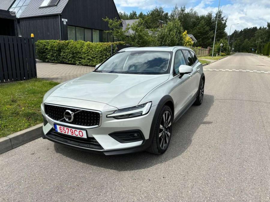 Grey Volvo V60 Cross Country 2022 in Druskininkai, with an engine capacity of 2.00 L and mileage of 109 thousand km for 27600 €, photo 1 on AUTOMOTO.COM.LV