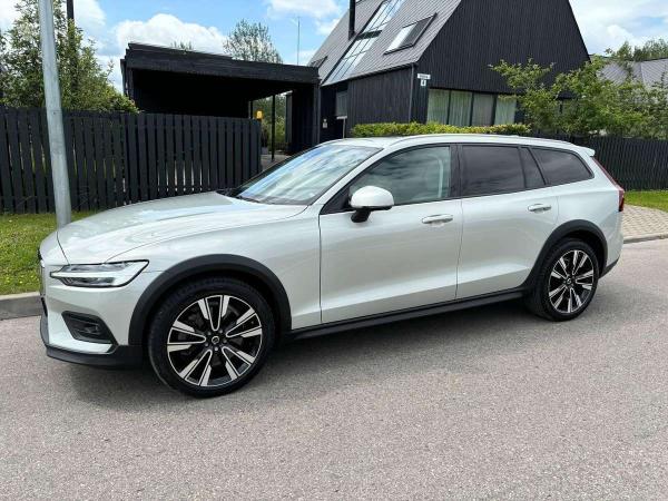 Pelēks Volvo V60 Cross Country 2022 Druskininkai, ar dzinēja tilpumu 2.00 L un nobraukumu 109 tūkst. km par 27600 €, foto 3 vietnē AUTOMOTO.COM.LV