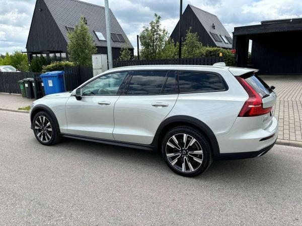 Pelēks Volvo V60 Cross Country 2022 Druskininkai, ar dzinēja tilpumu 2.00 L un nobraukumu 109 tūkst. km par 27600 €, foto 4 vietnē AUTOMOTO.COM.LV