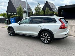Grey Volvo V60 Cross Country 2022 in Druskininkai, with an engine capacity of 2.00 L and mileage of 109 thousand km for 27600 €, photo 4 on AUTOMOTO.COM.LV