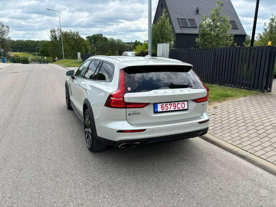 Grey Volvo V60 Cross Country 2022 in Druskininkai, with an engine capacity of 2.00 L and mileage of 109 thousand km for 27600 €, photo 6 on AUTOMOTO.COM.LV