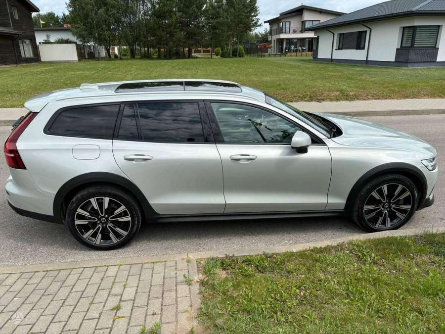 Grey Volvo V60 Cross Country 2022 in Druskininkai, with an engine capacity of 2.00 L and mileage of 109 thousand km for 27600 €, photo 9 on AUTOMOTO.COM.LV