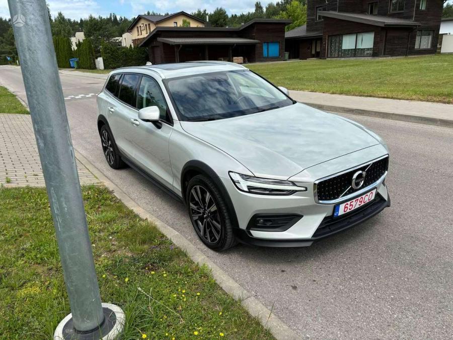 Grey Volvo V60 Cross Country 2022 in Druskininkai, with an engine capacity of 2.00 L and mileage of 109 thousand km for 27600 €, photo 10 on AUTOMOTO.COM.LV
