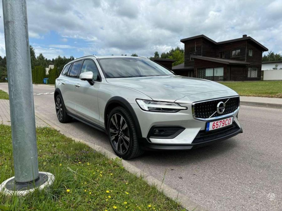 Grey Volvo V60 Cross Country 2022 in Druskininkai, with an engine capacity of 2.00 L and mileage of 109 thousand km for 27600 €, photo 11 on AUTOMOTO.COM.LV
