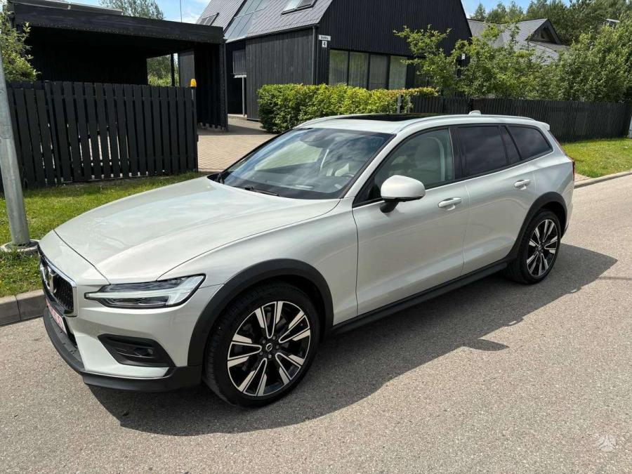 Grey Volvo V60 Cross Country 2022 in Druskininkai, with an engine capacity of 2.00 L and mileage of 109 thousand km for 27600 €, photo 12 on AUTOMOTO.COM.LV