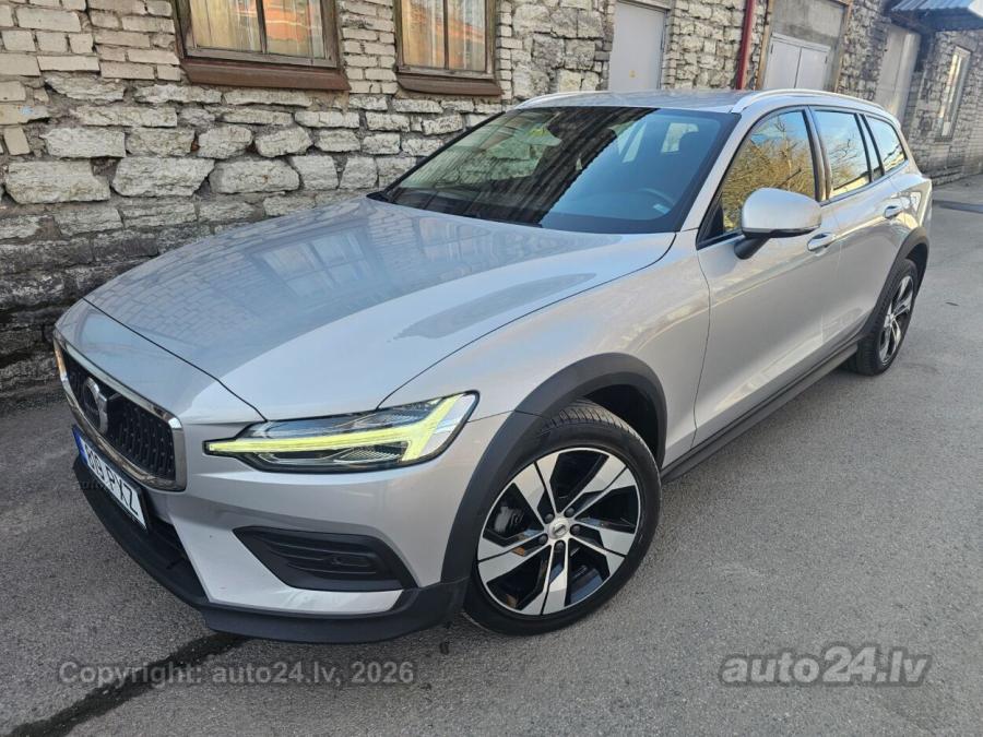 Pelēks Volvo V60 Cross Country 2022 Tallina, ar dzinēja tilpumu 2.00 L un nobraukumu 23 tūkst. km par 25000 €, foto 1 vietnē AUTOMOTO.COM.LV
