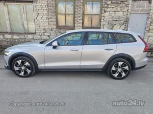 Pelēks Volvo V60 Cross Country 2022 Tallina, ar dzinēja tilpumu 2.00 L un nobraukumu 23 tūkst. km par 25000 €, foto 2 vietnē AUTOMOTO.COM.LV