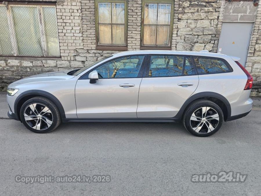 Pelēks Volvo V60 Cross Country 2022 Tallina, ar dzinēja tilpumu 2.00 L un nobraukumu 23 tūkst. km par 25000 €, foto 2 vietnē AUTOMOTO.COM.LV