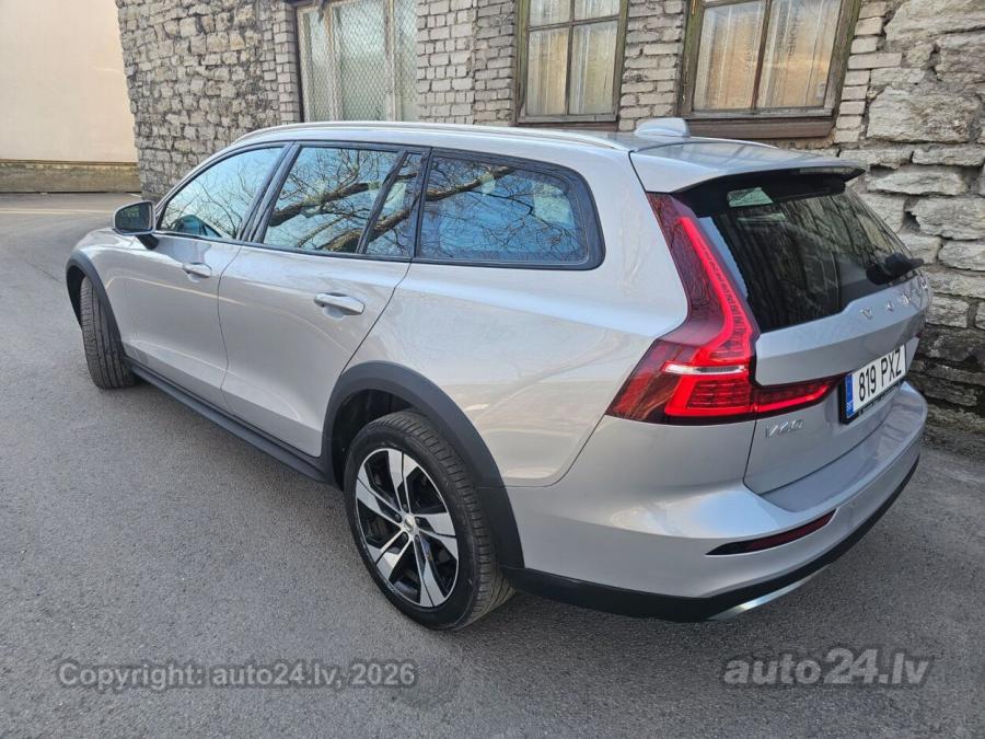 Pelēks Volvo V60 Cross Country 2022 Tallina, ar dzinēja tilpumu 2.00 L un nobraukumu 23 tūkst. km par 25000 €, foto 3 vietnē AUTOMOTO.COM.LV