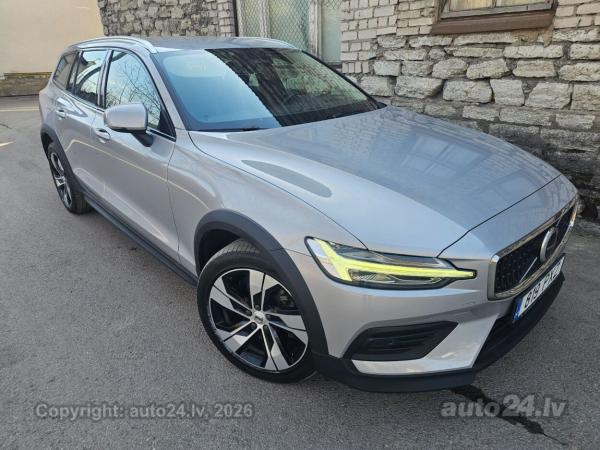 Pelēks Volvo V60 Cross Country 2022 Tallina, ar dzinēja tilpumu 2.00 L un nobraukumu 23 tūkst. km par 25000 €, foto 4 vietnē AUTOMOTO.COM.LV