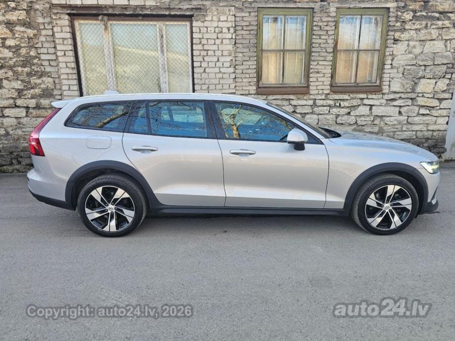 Pelēks Volvo V60 Cross Country 2022 Tallina, ar dzinēja tilpumu 2.00 L un nobraukumu 23 tūkst. km par 25000 €, foto 5 vietnē AUTOMOTO.COM.LV
