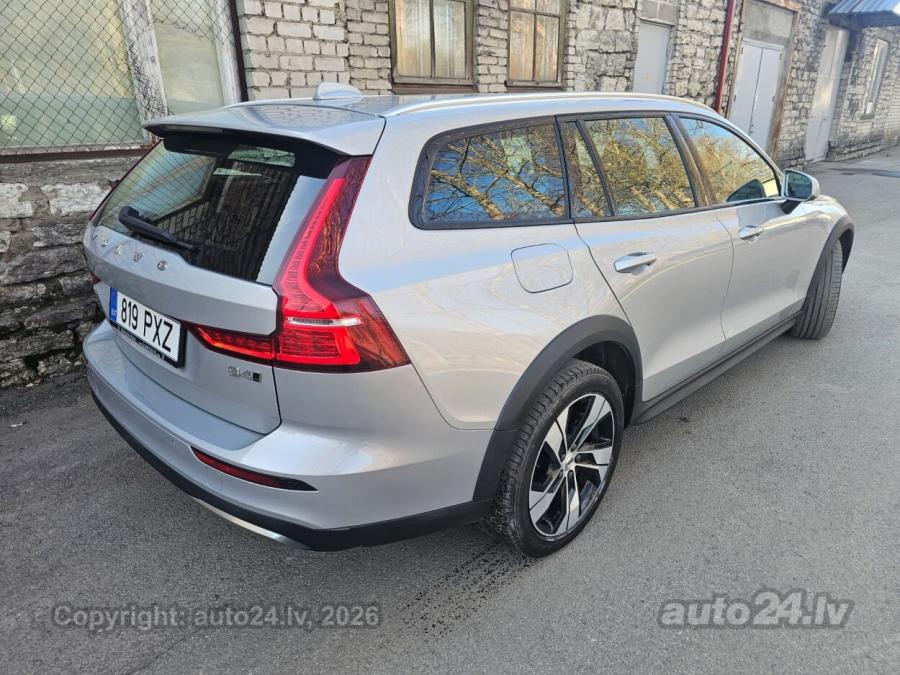 Pelēks Volvo V60 Cross Country 2022 Tallina, ar dzinēja tilpumu 2.00 L un nobraukumu 23 tūkst. km par 25000 €, foto 6 vietnē AUTOMOTO.COM.LV