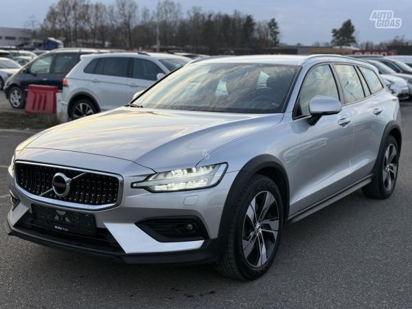 Grey Volvo V60 Cross Country 2022 in Vilnius, with an engine capacity of 2.00 L and mileage of 202 thousand km for 19999 €, photo 4 on AUTOMOTO.COM.LV