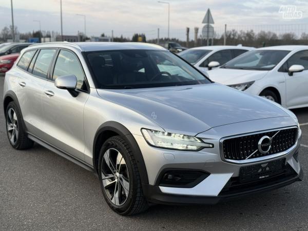 Grey Volvo V60 Cross Country 2022 in Vilnius, with an engine capacity of 2.00 L and mileage of 202 thousand km for 19999 €, photo 5 on AUTOMOTO.COM.LV