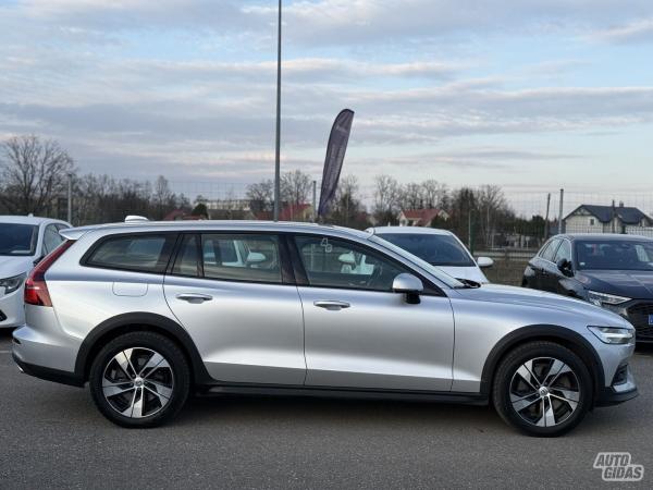 Grey Volvo V60 Cross Country 2022 in Vilnius, with an engine capacity of 2.00 L and mileage of 202 thousand km for 19999 €, photo 6 on AUTOMOTO.COM.LV