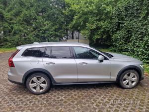 Pelēks Volvo V60 Cross Country 2022 Tallina, ar dzinēja tilpumu 2.00 L un nobraukumu 64 tūkst. km par 32900 €, foto  vietnē AUTOMOTO.COM.LV