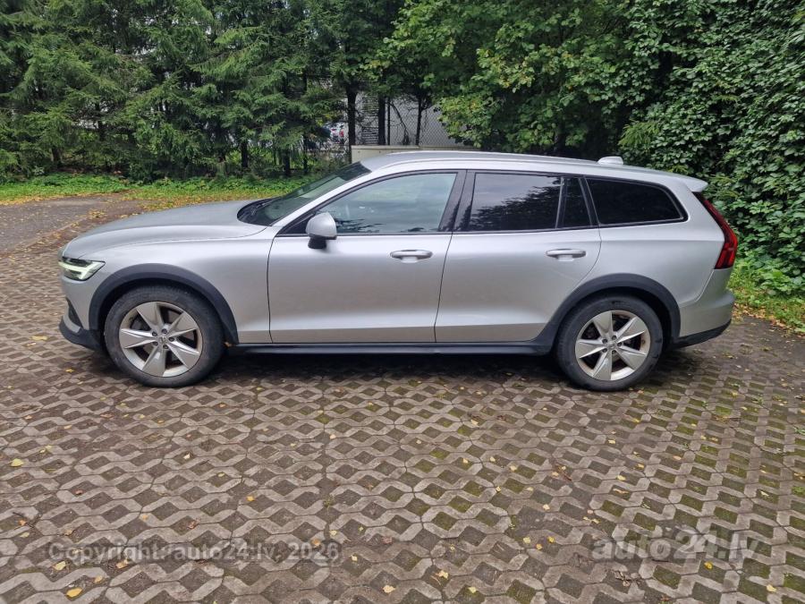 Pelēks Volvo V60 Cross Country 2022 Tallina, ar dzinēja tilpumu 2.00 L un nobraukumu 64 tūkst. km par 32900 €, foto 4 vietnē AUTOMOTO.COM.LV
