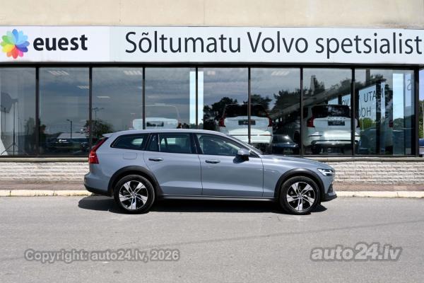 Pelēks Volvo V60 Cross Country 2023 Tallina, ar dzinēja tilpumu 2.00 L un nobraukumu 62 tūkst. km par 36990 €, foto 7 vietnē AUTOMOTO.COM.LV