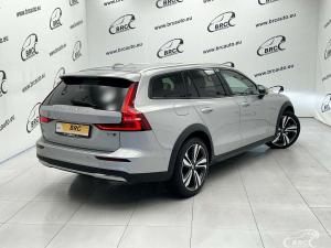 Pelēks Volvo V60 Cross Country 2023 Viļņa, ar dzinēja tilpumu 1.97 L un nobraukumu 173 tūkst. km par 23900 €, foto 4 vietnē AUTOMOTO.COM.LV