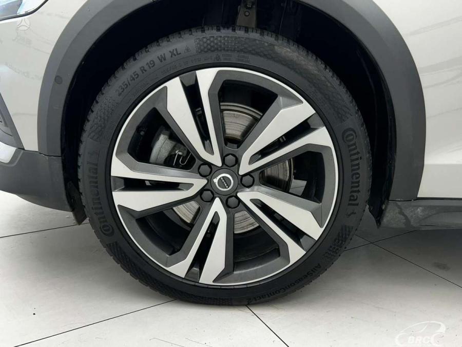 Pelēks Volvo V60 Cross Country 2023 Viļņa, ar dzinēja tilpumu 1.97 L un nobraukumu 173 tūkst. km par 23900 €, foto 28 vietnē AUTOMOTO.COM.LV
