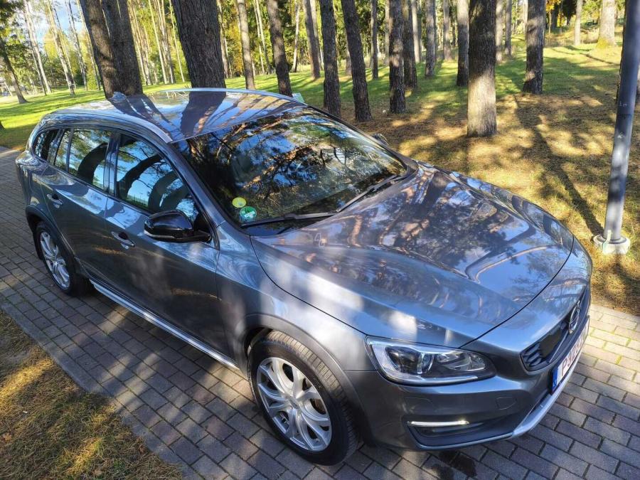 Volvo V60 Cross Country 2018 in Utena, with an engine capacity of 2.00 L and mileage of 223 thousand km for 12900 €, photo 4 on AUTOMOTO.COM.LV