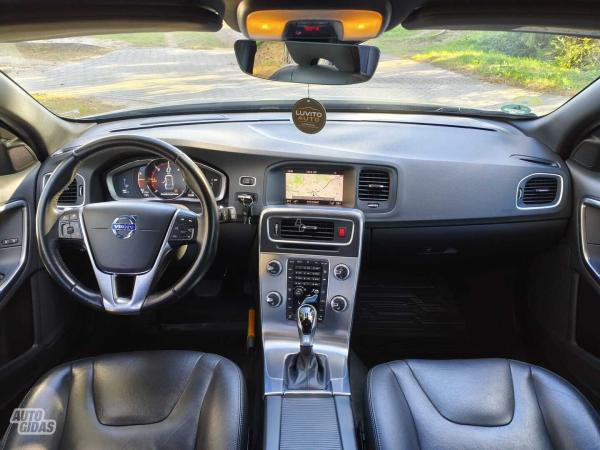 Volvo V60 Cross Country 2018 in Utena, with an engine capacity of 2.00 L and mileage of 223 thousand km for 12900 €, photo 5 on AUTOMOTO.COM.LV
