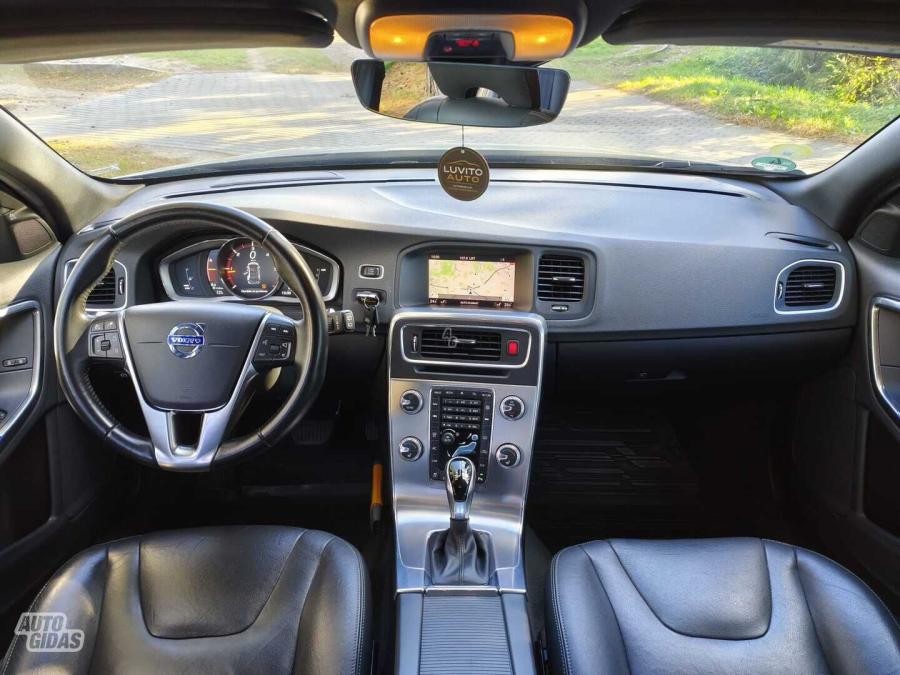 Volvo V60 Cross Country 2018 in Utena, with an engine capacity of 2.00 L and mileage of 223 thousand km for 12900 €, photo 5 on AUTOMOTO.COM.LV
