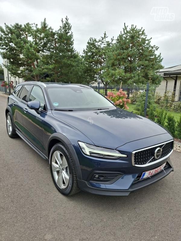 Volvo V60 Cross Country 2024 Viļņa, ar dzinēja tilpumu 2.00 L un nobraukumu 16 tūkst. km par 39000 €, foto 1 vietnē AUTOMOTO.COM.LV