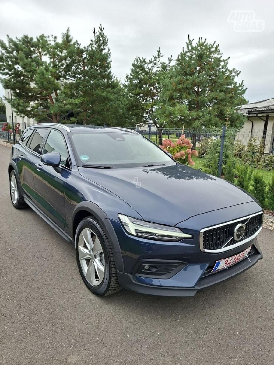 Volvo V60 Cross Country 2024 Viļņa, ar dzinēja tilpumu 2.00 L un nobraukumu 16 tūkst. km par 39000 €, foto 1 vietnē AUTOMOTO.COM.LV