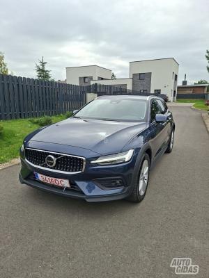 Volvo V60 Cross Country 2024 Viļņa, ar dzinēja tilpumu 2.00 L un nobraukumu 16 tūkst. km par 39000 €, foto 3 vietnē AUTOMOTO.COM.LV