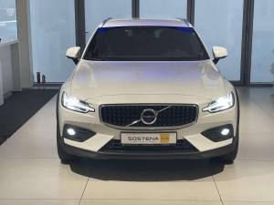White Volvo V60 Cross Country 2019 in Klaipeda, with an engine capacity of 1.97 L and mileage of 186 thousand km for 25900 €, photo 2 on AUTOMOTO.COM.LV