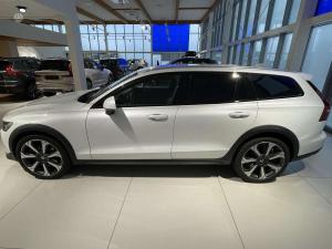 White Volvo V60 Cross Country 2019 in Klaipeda, with an engine capacity of 1.97 L and mileage of 186 thousand km for 25900 €, photo 3 on AUTOMOTO.COM.LV