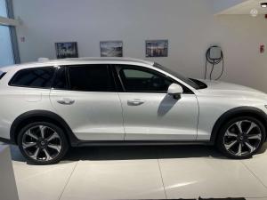 White Volvo V60 Cross Country 2019 in Klaipeda, with an engine capacity of 1.97 L and mileage of 186 thousand km for 25900 €, photo 4 on AUTOMOTO.COM.LV