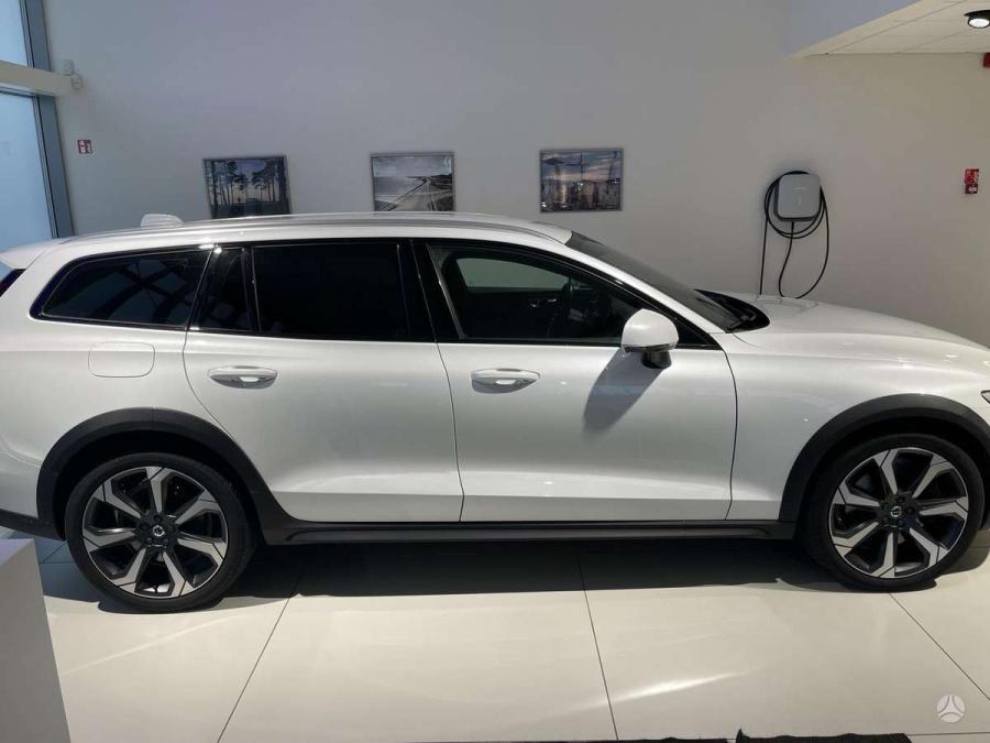 White Volvo V60 Cross Country 2019 in Klaipeda, with an engine capacity of 1.97 L and mileage of 186 thousand km for 25900 €, photo 4 on AUTOMOTO.COM.LV