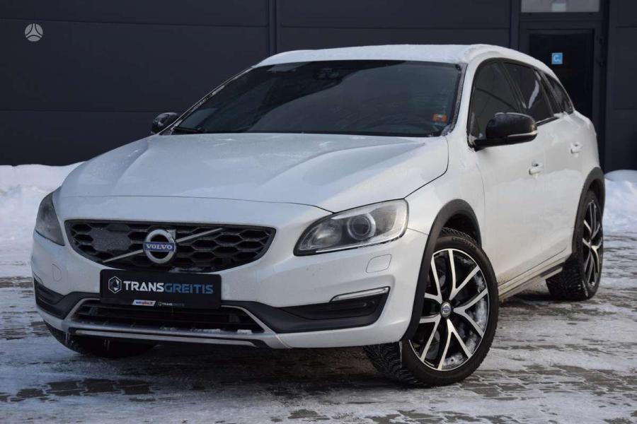 White Volvo V60 Cross Country 2015 in Vilnius, with an engine capacity of 1.97 L and mileage of 267 thousand km for 10850 €, photo 1 on AUTOMOTO.COM.LV