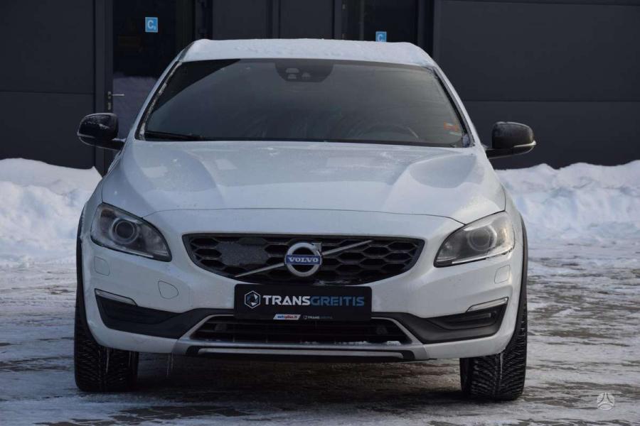 White Volvo V60 Cross Country 2015 in Vilnius, with an engine capacity of 1.97 L and mileage of 267 thousand km for 10850 €, photo 2 on AUTOMOTO.COM.LV