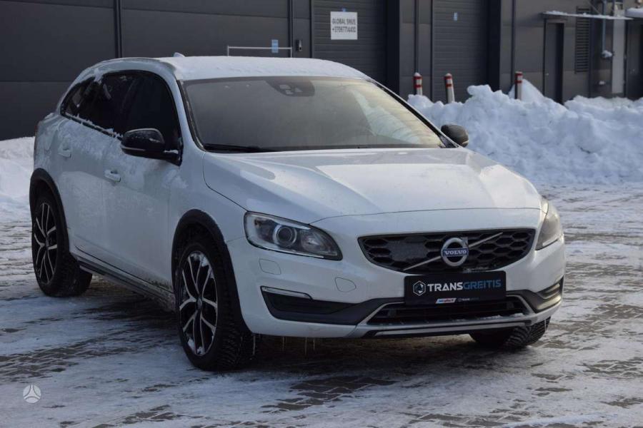 White Volvo V60 Cross Country 2015 in Vilnius, with an engine capacity of 1.97 L and mileage of 267 thousand km for 10850 €, photo 4 on AUTOMOTO.COM.LV