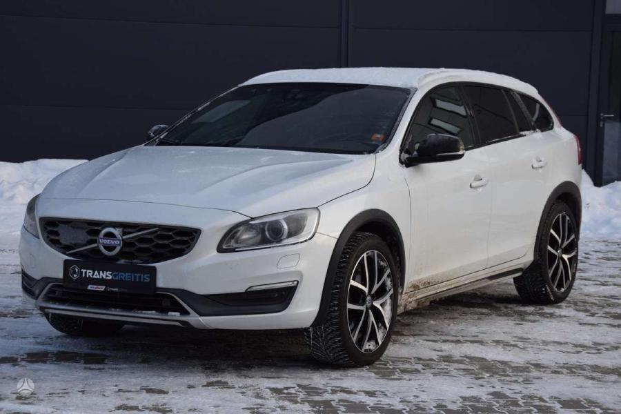 White Volvo V60 Cross Country 2015 in Vilnius, with an engine capacity of 1.97 L and mileage of 267 thousand km for 10850 €, photo 5 on AUTOMOTO.COM.LV