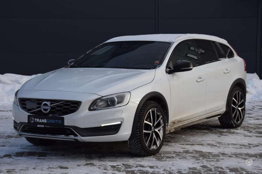 White Volvo V60 Cross Country 2015 in Vilnius, with an engine capacity of 1.97 L and mileage of 267 thousand km for 10850 €, photo 6 on AUTOMOTO.COM.LV